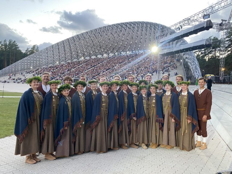 Jauniešu koris BALSIS. Lūcijas Garūtas un Andreja Eglīša kantāte “Dievs ...
